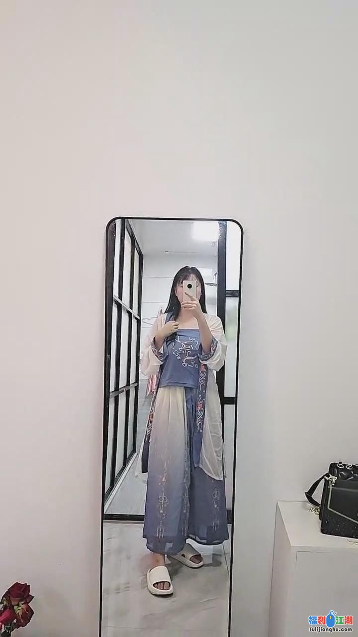 【00后超级胸】抚摸揉奶自慰扣逼古装制服诱惑怕【164g】 老司机